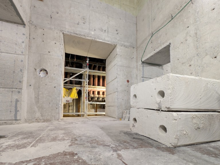 LE BLOC REACTEUR EST OUVERT : LE DEMANTELEMENT DE LA CUVE COMMENCE ...